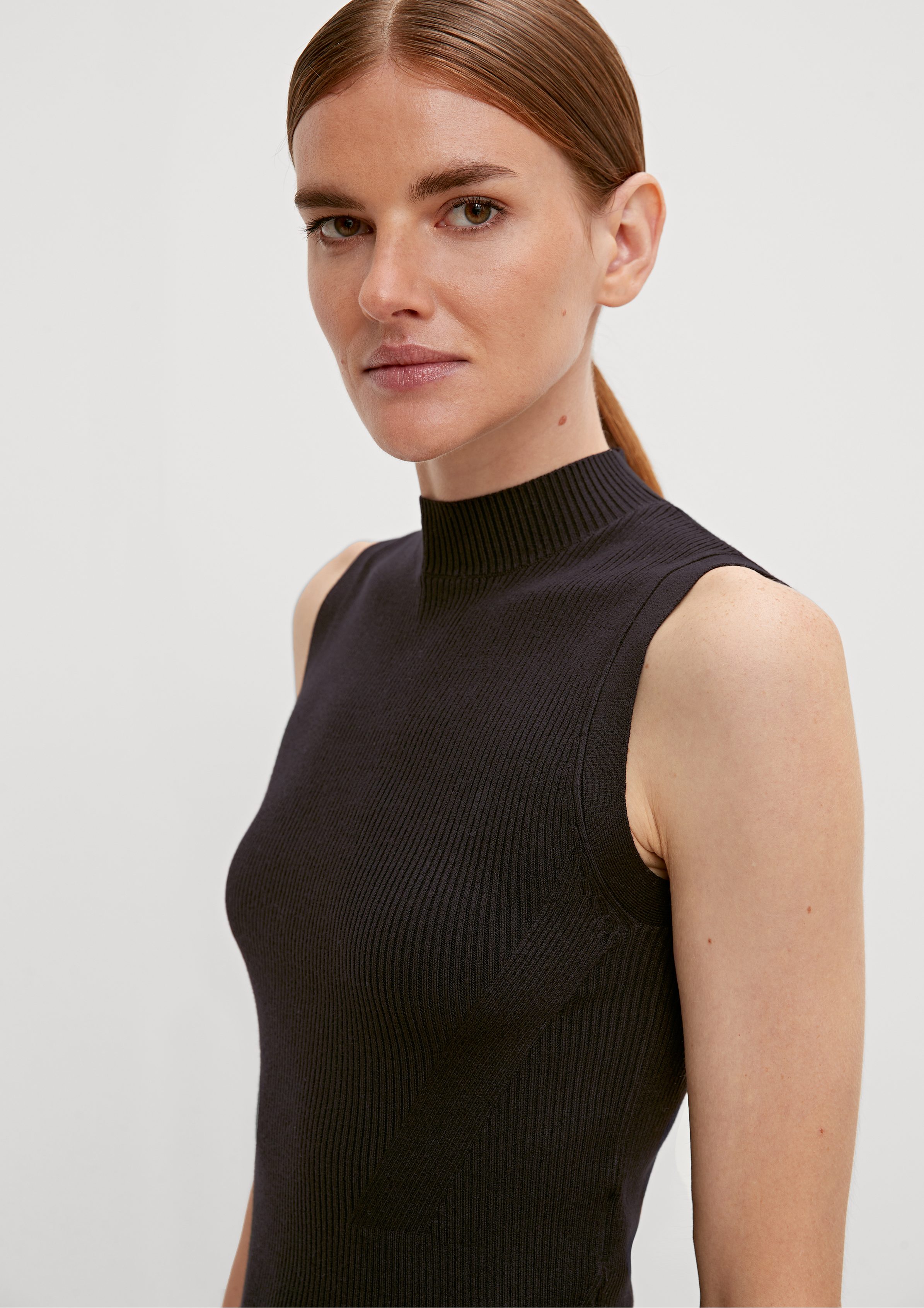 Comma Pullunder Feinstricktop aus Viskosemix, mit hochgeschlossenem Ausschnitt, hat einen Turtleneck